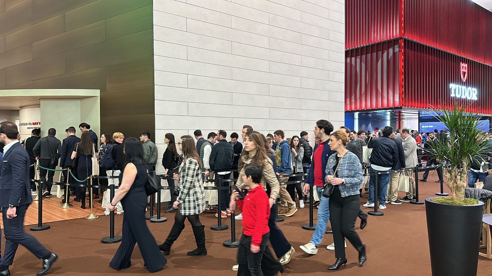 Explore the latest a-huge-jump-in-crowd-in-and-outside-the-watch-booths ...