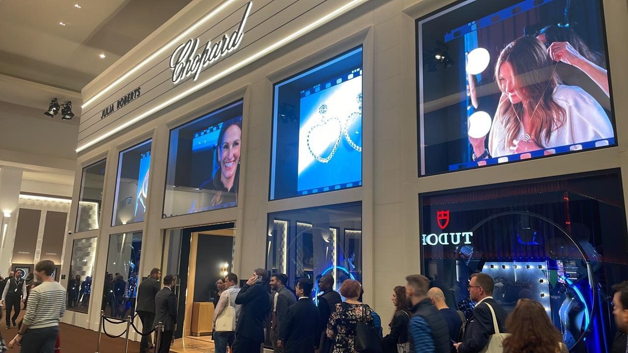 Explore the latest a-huge-jump-in-crowd-in-and-outside-the-watch-booths ...